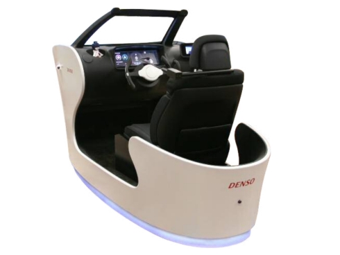 世界最大のHUD搭載コックピット、デンソーが考える未来のドライブを体験可能：東京モーターショー2013 - MONOist