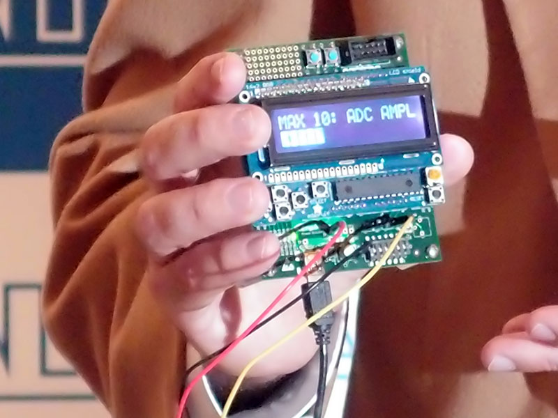 なぜFPGAが注目されるのか、開発ボードに触れて確認する：MAX 10 FPGAで学ぶFPGA開発入門（1）（2/3 ページ） - MONOist