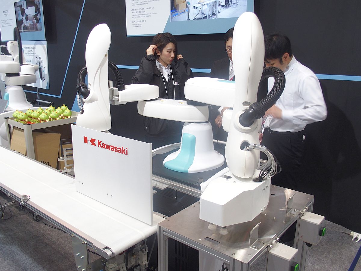 川崎重工の双腕ロボット「duAro」に新モデル、可搬質量とZ軸ストロークを強化：2017国際ロボット展 - MONOist