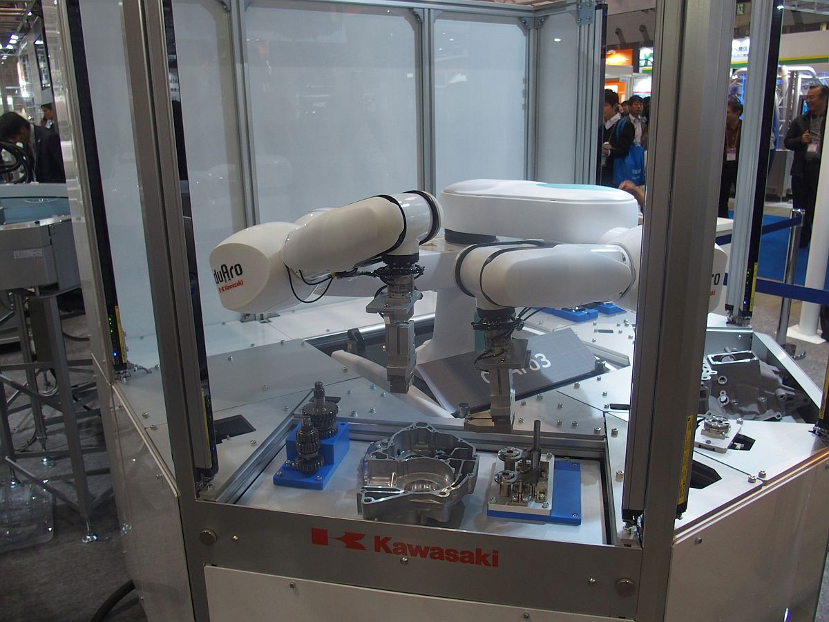 川崎重工の双腕ロボット「duAro」に新モデル、可搬質量とZ軸ストロークを強化：2017国際ロボット展 - MONOist