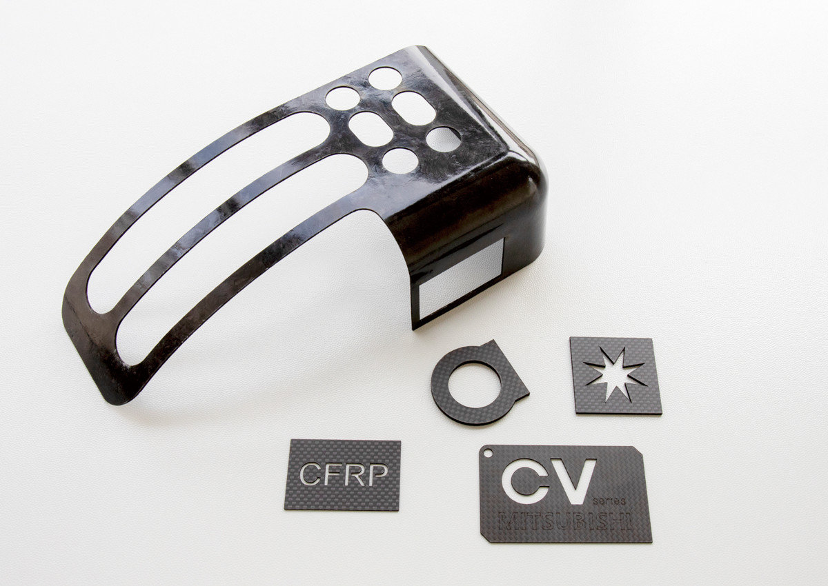 JIMTOF2022で実演、CFRP加工の品質と生産性を両立する三菱電機の3次元加工機：CFRP切断用3次元レーザー加工機 - MONOist