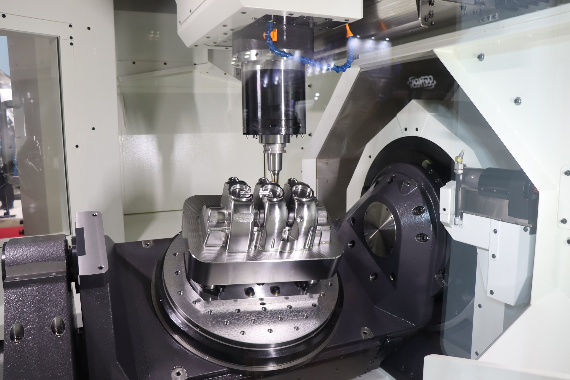 安田工業がJIMTOF2022で新型5軸加工機初披露、ベストセラー機をサイズアップ：JIMTOF2022 - MONOist