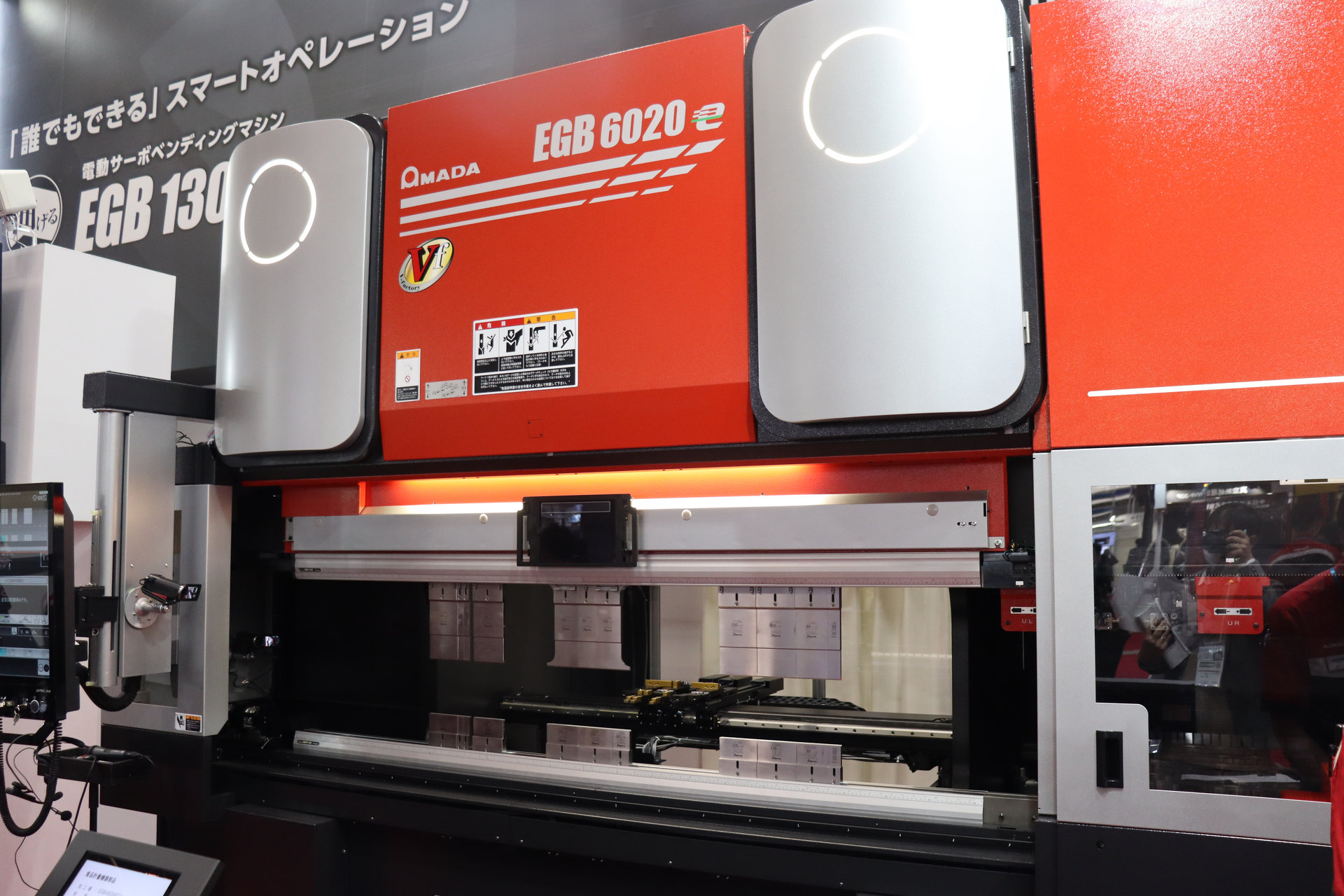 顔認証や遠隔操作も、新NC搭載のファイバーレーザーマシンなど3機種を国内初披露：JIMTOF2022 - MONOist