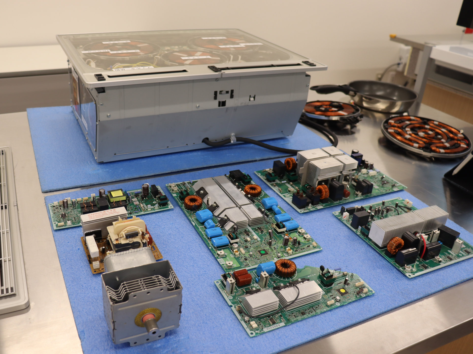 新製品は声やスマホで動かすIH調理器、三菱電機が描くキッチン家電IoTの価値創出：メイドインジャパンの現場力（37）（1/3 ページ ...