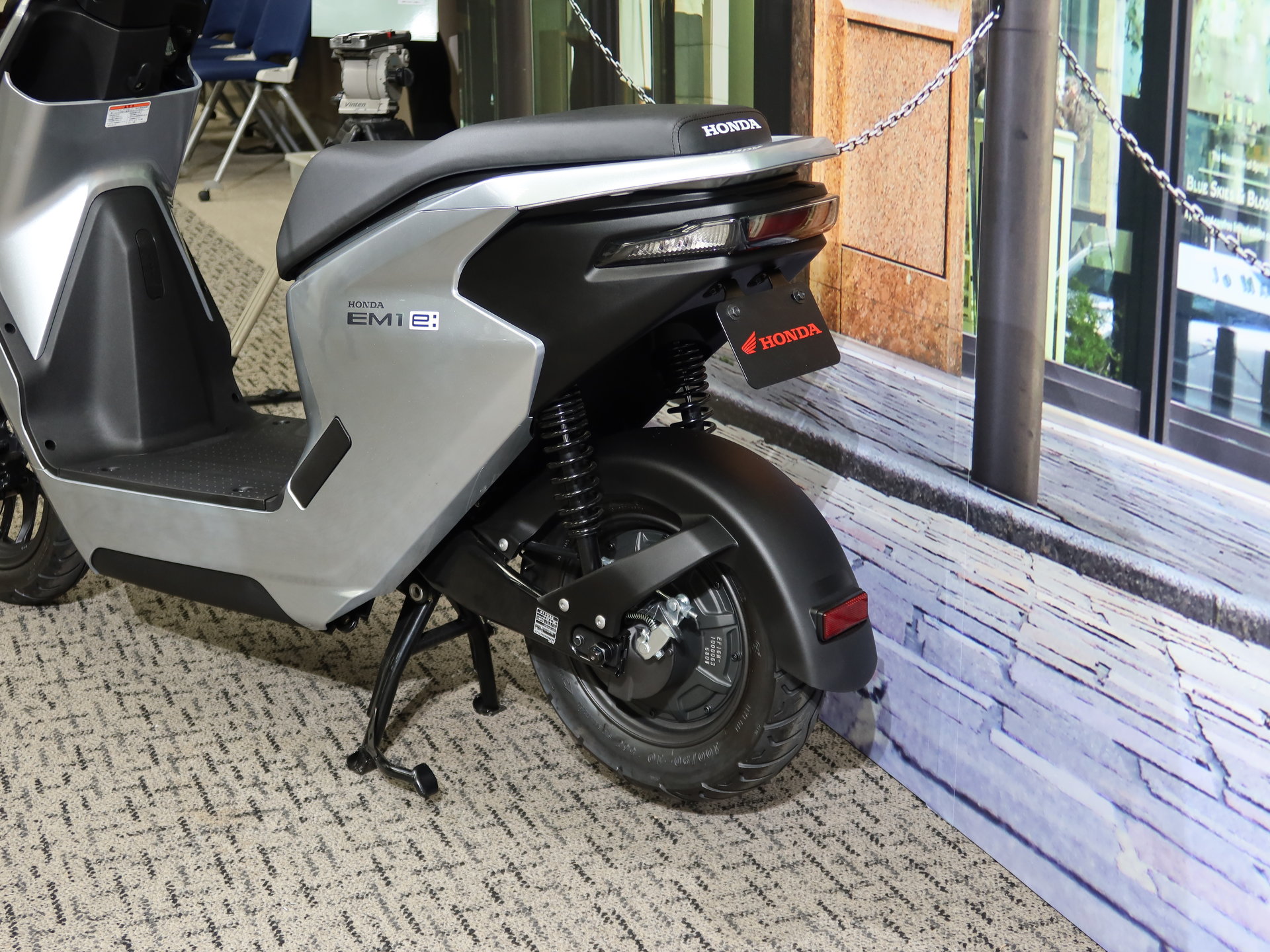 ホンダが電動スクーター「EM1 e:」発表、ビジネスバイクも一般販売：電動化 - MONOist