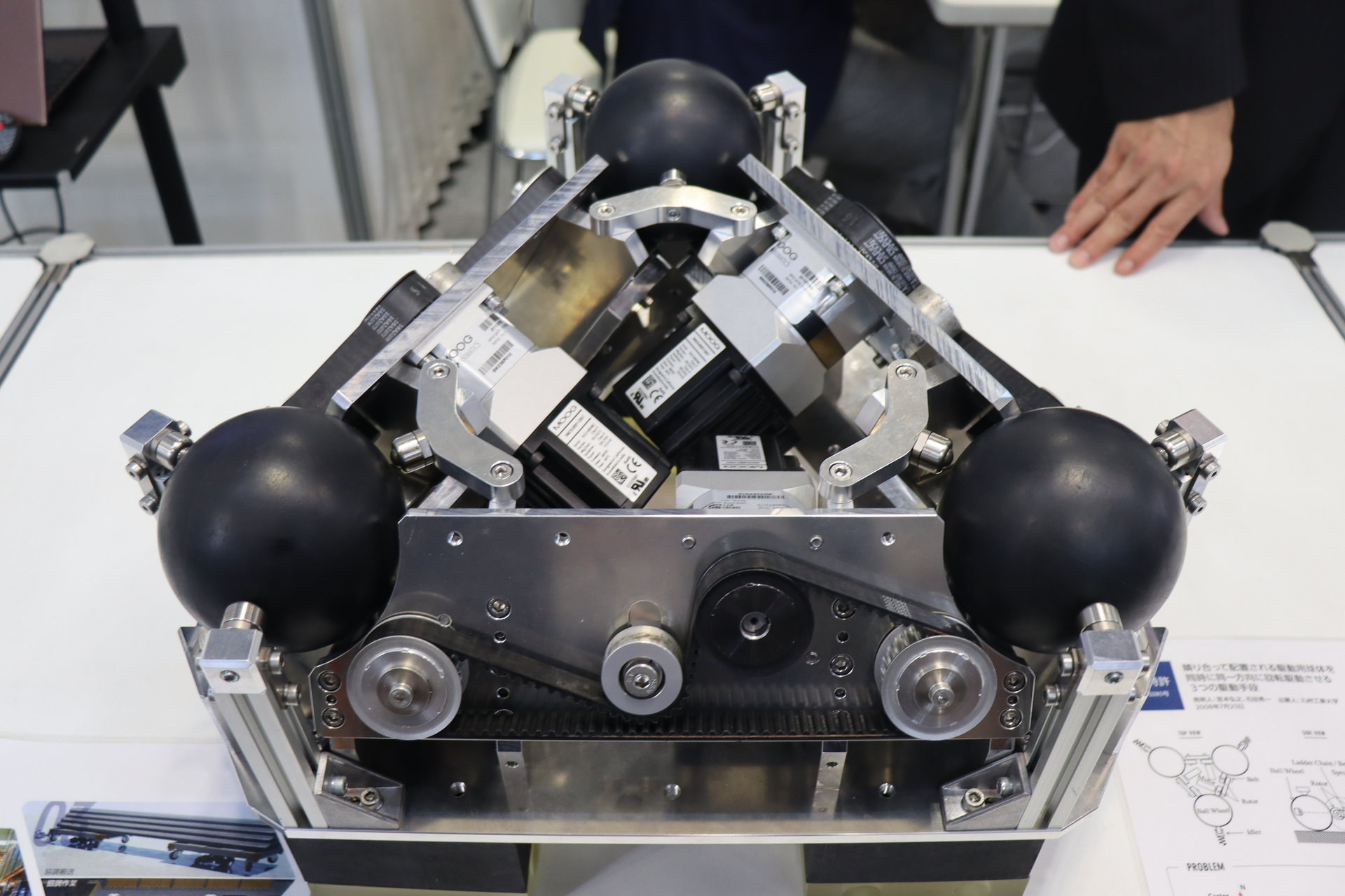 悪路も360度スイスイ走破、九州発球駆動方式の全方向移動ロボット：日本ものづくりワールド 2023 - MONOist