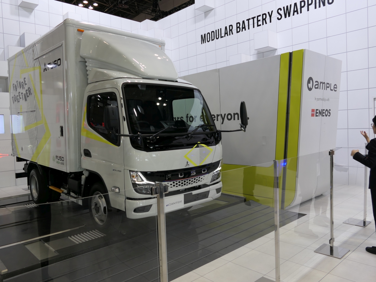 三菱ふそうの小型EVトラック「eCanter」はバッテリー交換や無線充電も可能に？：ジャパンモビリティショー2023 - MONOist