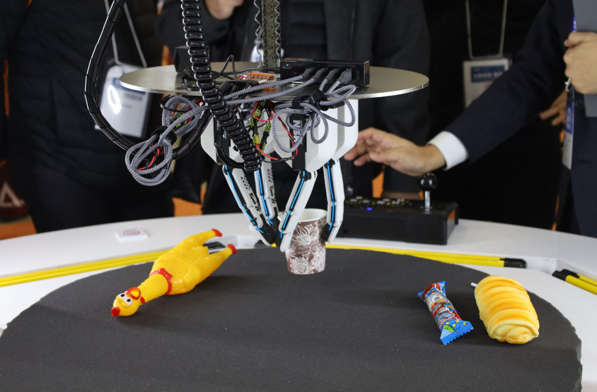 “人の指”でロボットを器用に、NSKがフィンガーモジュールや屋外走行ロボを訴求：2023国際ロボット展（1/2 ページ） - MONOist
