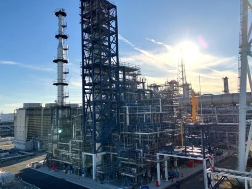 廃食用油を原料にSAFを製造できる大規模生産実証設備が完成：工場ニュース - MONOist