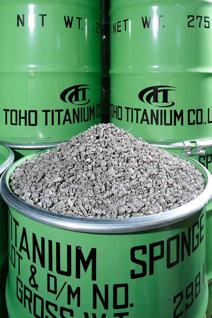 900℃の赤熱外筒でスポンジチタンを製造！ 茅ヶ崎工場の作り方を披露：工場ニュース（3/3 ページ） - MONOist