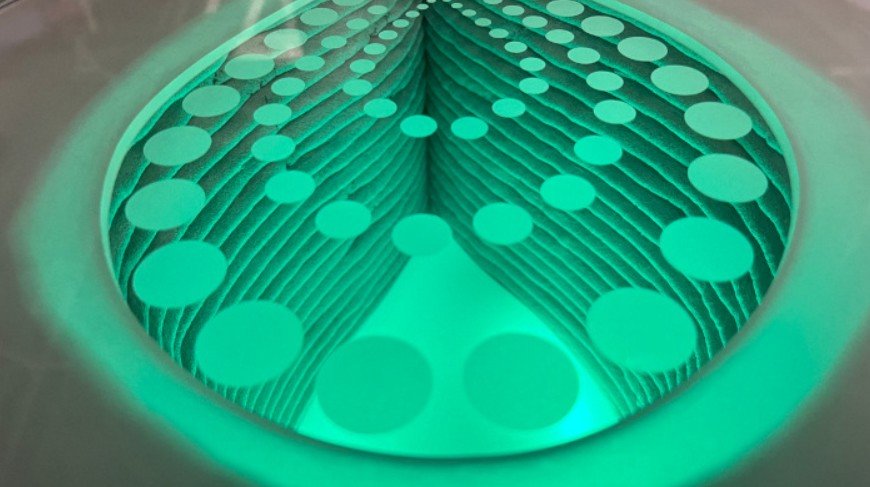 セメント系3Dプリンタで製作された環境配慮型ベンチ 札幌駅前通沿いに設置：サステナブル設計 - MONOist