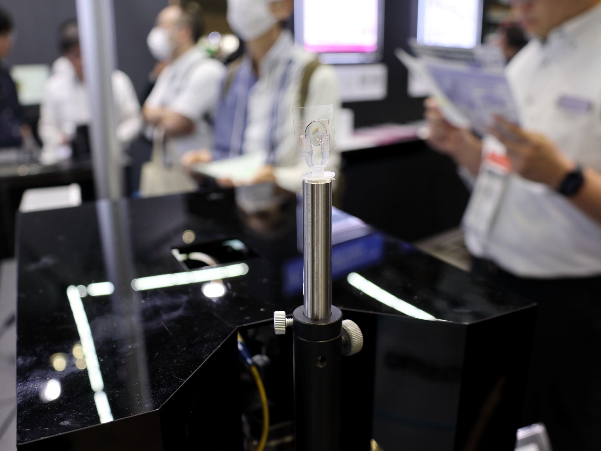 世界初のソフトコンタクトレンズ型ホログラムディスプレイ、NICTがデモ品を披露：CEATEC 2025 - MONOist